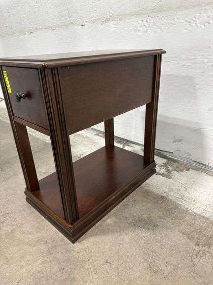 Breegin Chairside End Table - Lambrecht Auction, Inc.