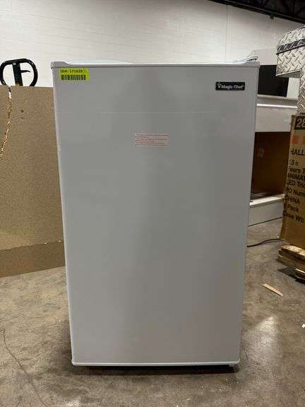 Magic Chef 3.3 cu. ft. Mini Fridge in White - Lambrecht Auction, Inc.