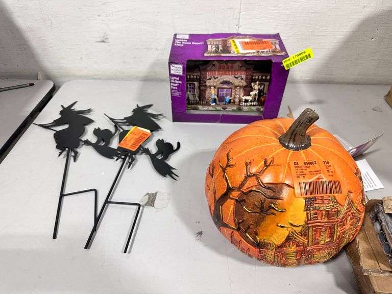 Assorted Halloween Decorations - Lambrecht Auction, Inc.