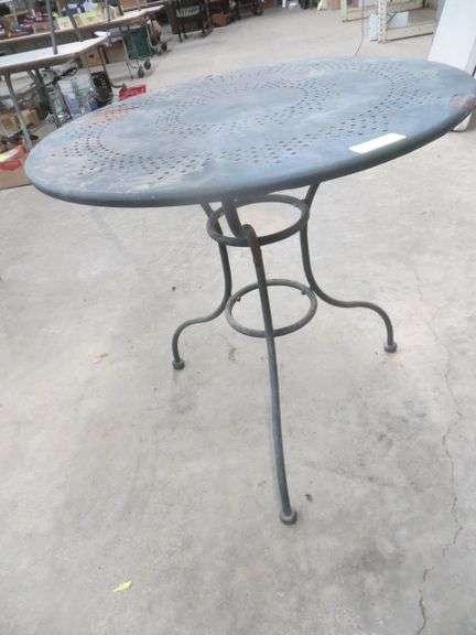 Patio Table - 29" Diameter - Lambrecht Auction, Inc.