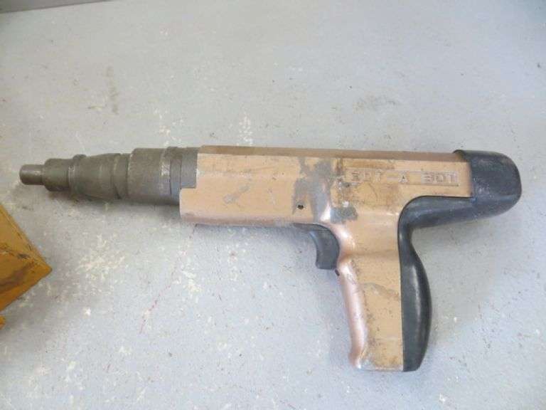 Powder Actuated Fastner Gun w/ Case - Lambrecht Auction, Inc.