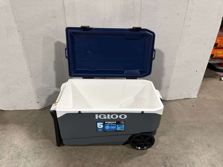 Igloo 90-quart Maxcold Latitude Flip & Tow Wheeled Cooler - Lambrecht ...