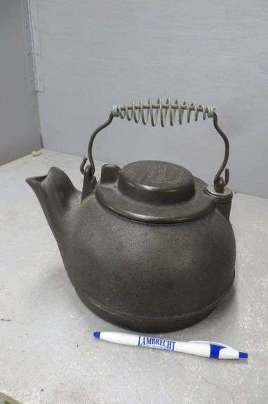 Cast Iron Kettle - Wagner Ware, Sidney, Ohio - Lambrecht Auction, Inc.