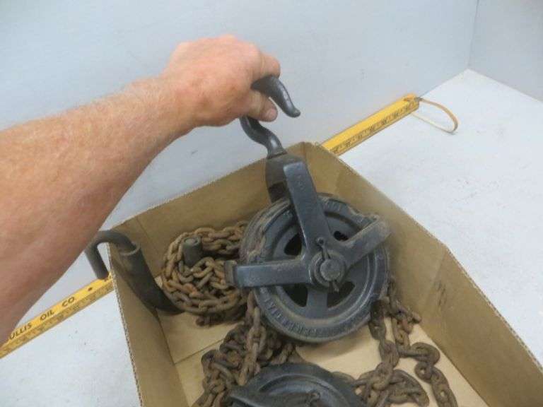 1000 lb. Chain Hoist - Lambrecht Auction, Inc.