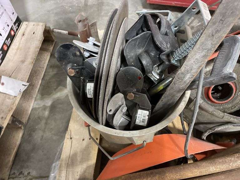 Rigid Pipe Threading Machine, (1) tripods, oil bucket, welding rod ...