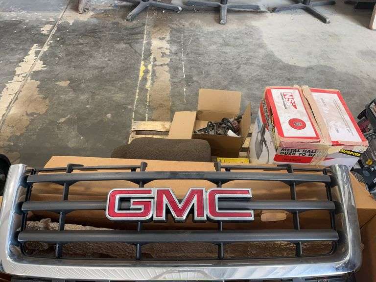 Unused GMC Grill, Part # 19154752, Metal Halide Dusk to Dawn Light ...