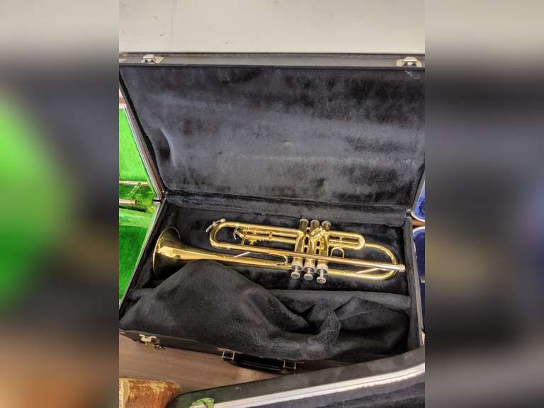 Accent trumpet w/ mouthpiece and case (USA) - Lindsay Auctions LLC