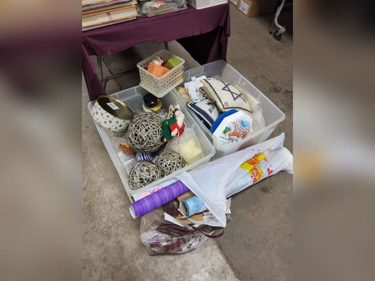 Group misc decor items: gift wrap, pillows, & other - Lindsay Auctions LLC