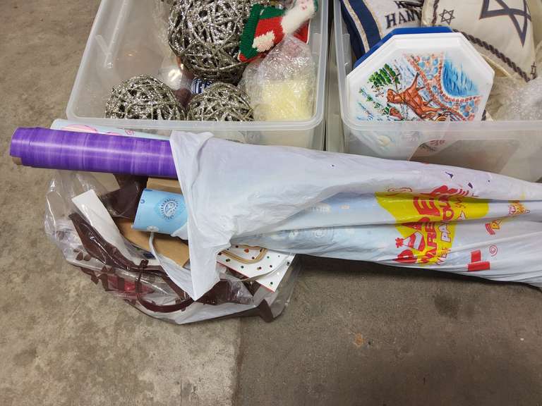 Group misc decor items: gift wrap, pillows, & other - Lindsay Auctions LLC