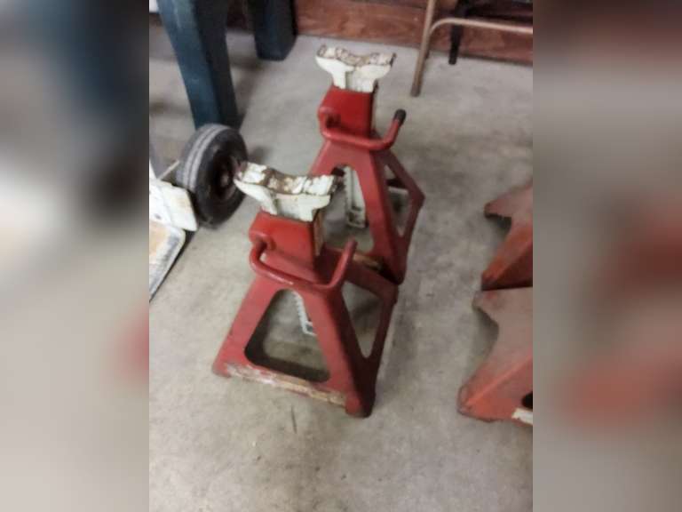 2 jack stands 6 ton - Lindsay Auctions LLC