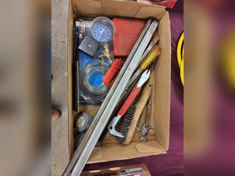 Flat of misc tools SEE PICS - Lindsay Auctions LLC