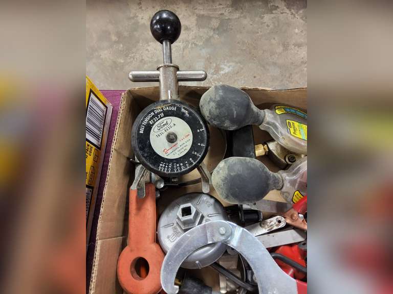 Flat of misc tools SEE PICS - Lindsay Auctions LLC