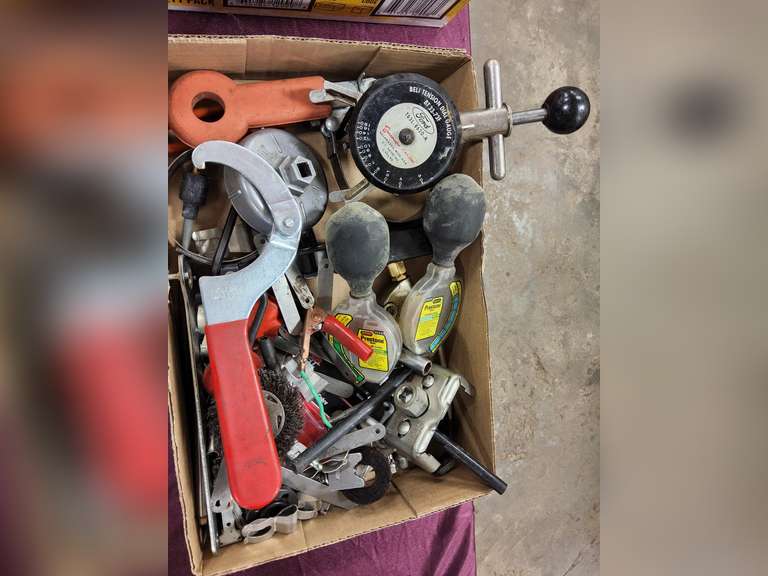 Flat of misc tools SEE PICS - Lindsay Auctions LLC