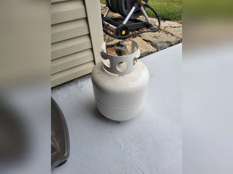 Full propane tank - Lindsay Auctions & Realty LLC