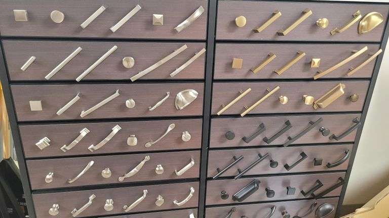 DISPLAY OF ASSORTED FINISH KNOBS, PULLS, HINGES - Lawler Auction Company