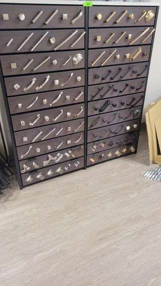 DISPLAY OF ASSORTED FINISH KNOBS, PULLS, HINGES - Lawler Auction Company