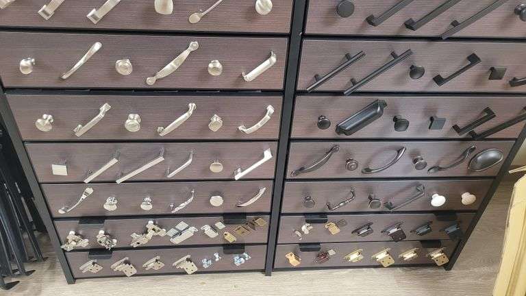DISPLAY OF ASSORTED FINISH KNOBS, PULLS, HINGES - Lawler Auction Company