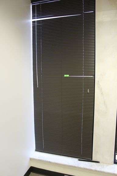 (2) WINDOW BLINDS *BIDDER MUST REMOVE - Lawler Auction Company