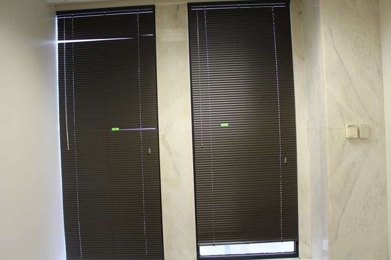 (2) WINDOW BLINDS *BIDDER MUST REMOVE - Lawler Auction Company