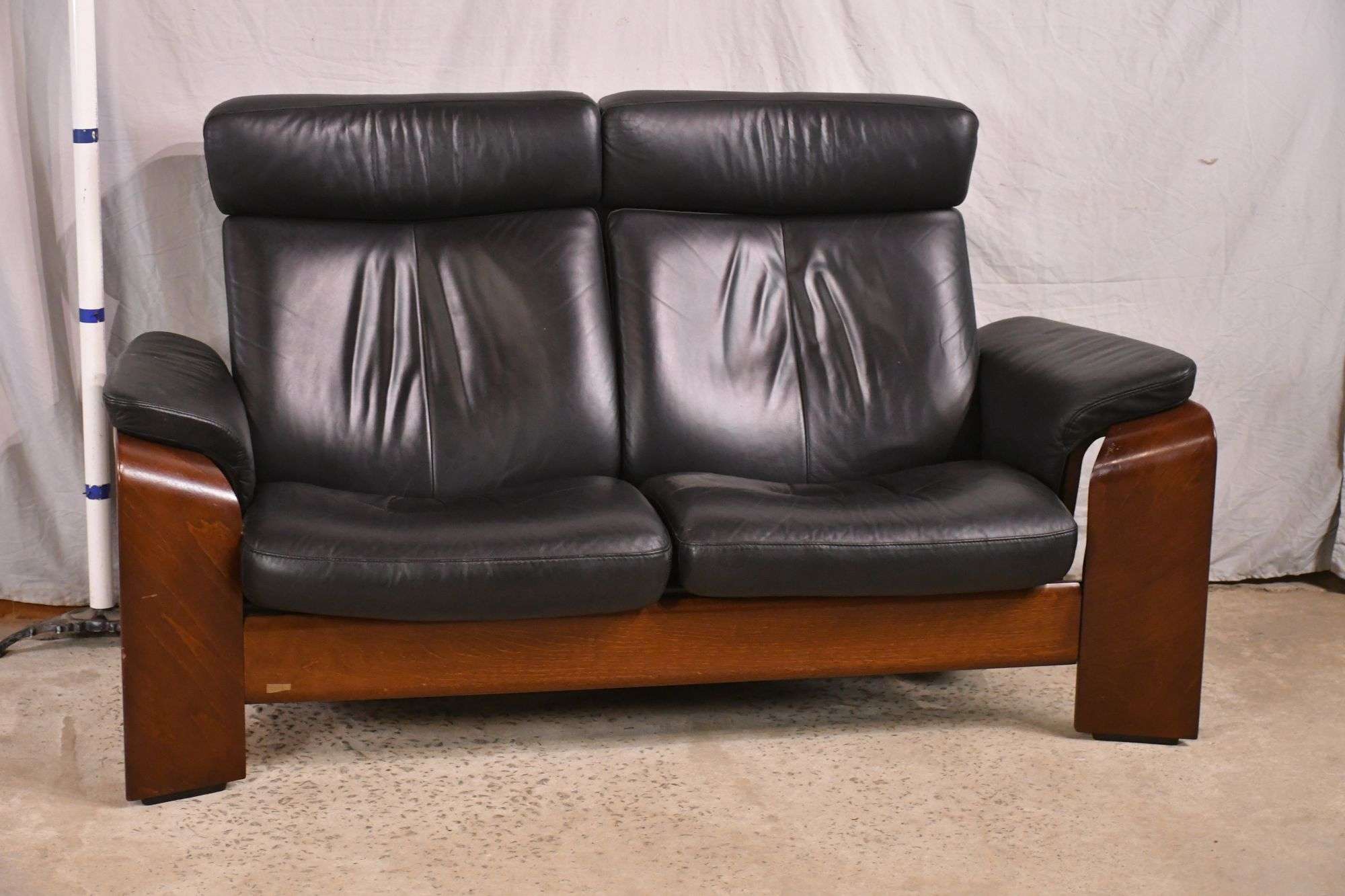 Ekornes Stressless Pegasus modern style reclining loveseat with black leather seats and arms 558 261 R.H. Lee Co. Auctioneers