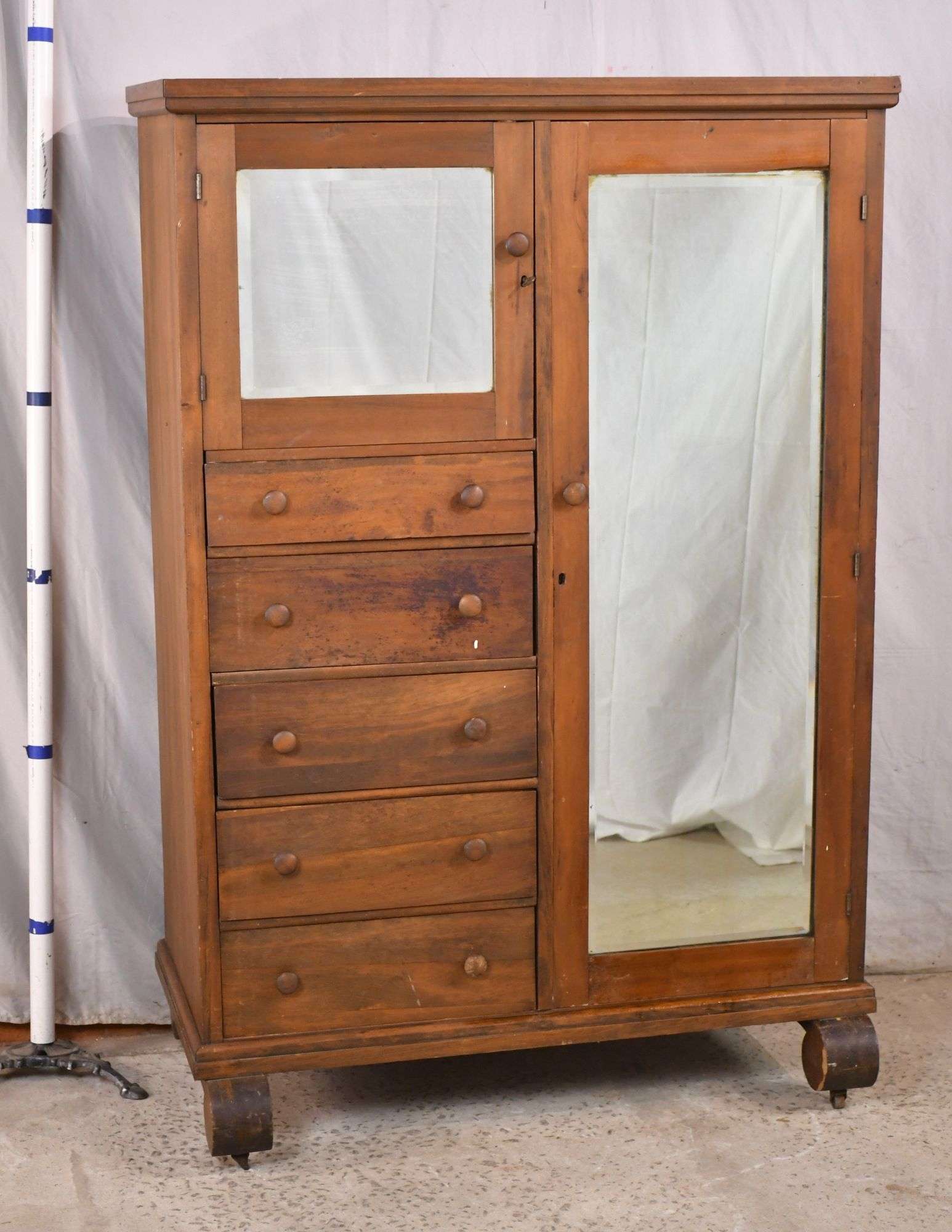Chifferobe with mirror store