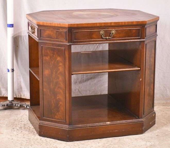Heritage Henredon crotch mahogany octagonal single drawer side table with leather top 13661 001 R.H. Lee Co. Auctioneers