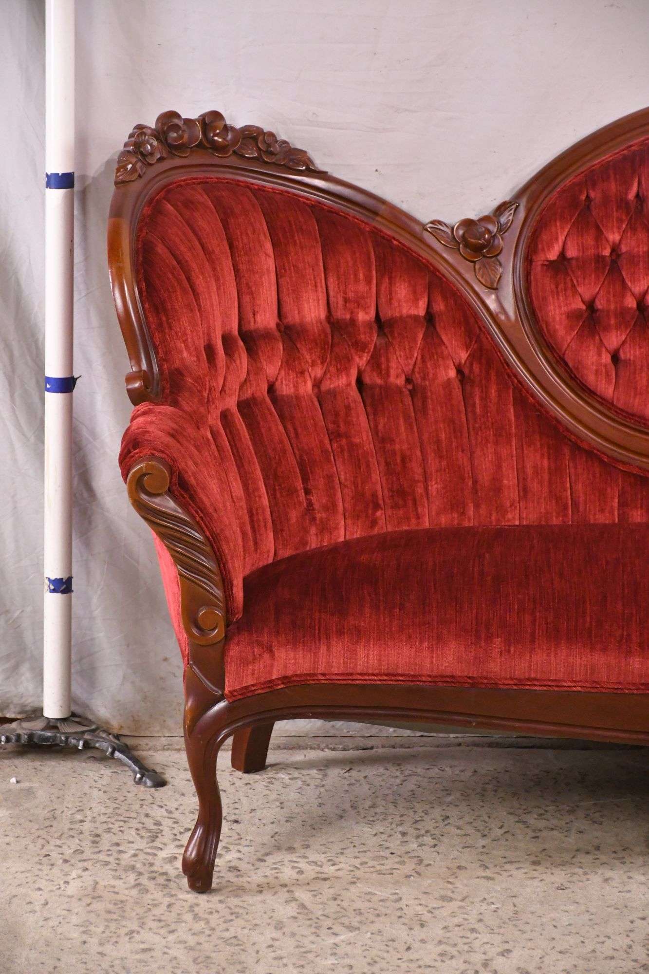 Tufted victorian sofa store