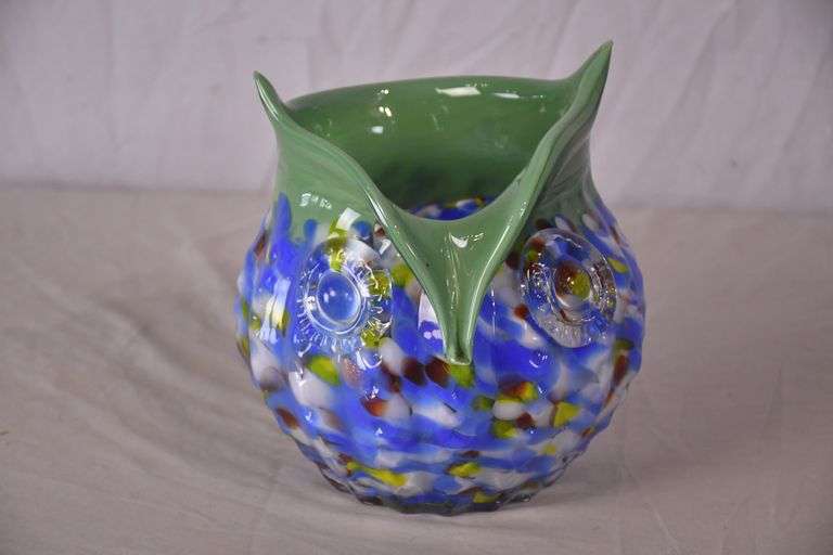Art glass owl vase; 74-12012 - R.H. Lee & Co. Auctioneers