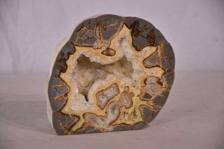 Large geode; 68-5970D - R.H. Lee & Co. Auctioneers