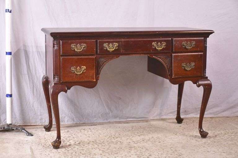 Queen Anne style kneehole vanity; 68-5997 - R.H. Lee & Co. Auctioneers