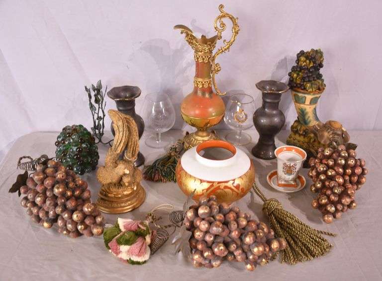 Large group of miscellaneous items; 15961-312 - R.H. Lee & Co. Auctioneers