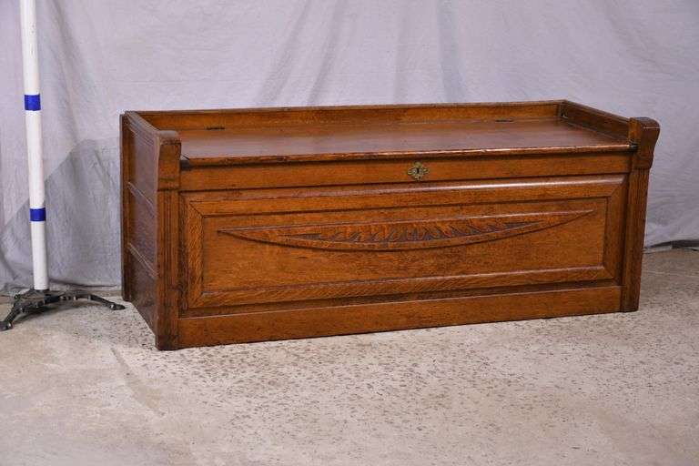 Oak bench/blanket box with lift-top storage; 68-7406 - R.H. Lee & Co ...