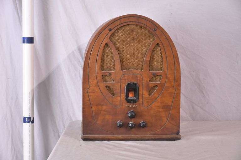 Vintage Philco table-top radio with walnut case; 17890-001 - R.H. Lee ...