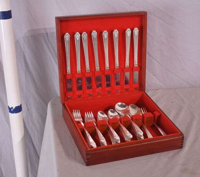 52 piece W. M. Rogers silverplate flatware set with case; 826-118 - R.H ...