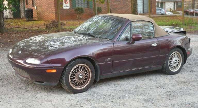 1995 Mazda MX-5 Miata convertible; 1054-1372 - R.H. Lee & Co. Auctioneers