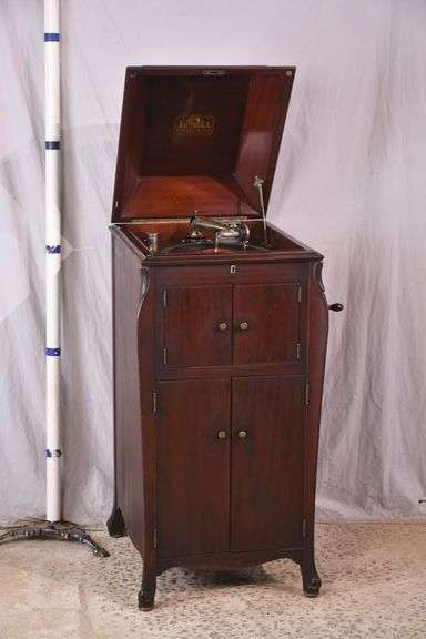 Victor Talking Machine "Victrola" with mahogany case; 68-6895 - R.H ...