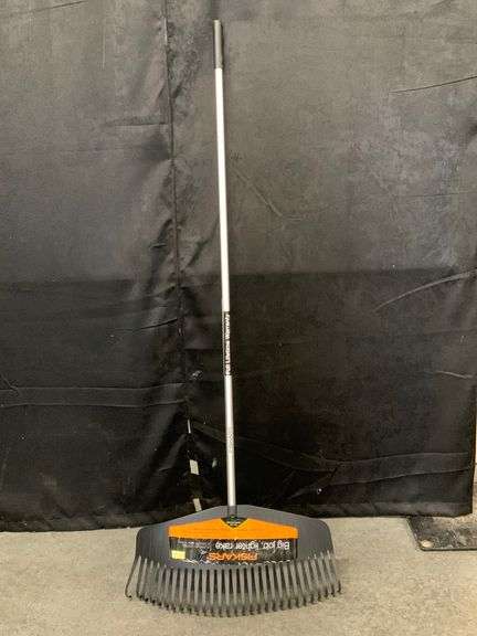Fiskars 67' Leaf Rake with 24' width - Lexington Online Auction