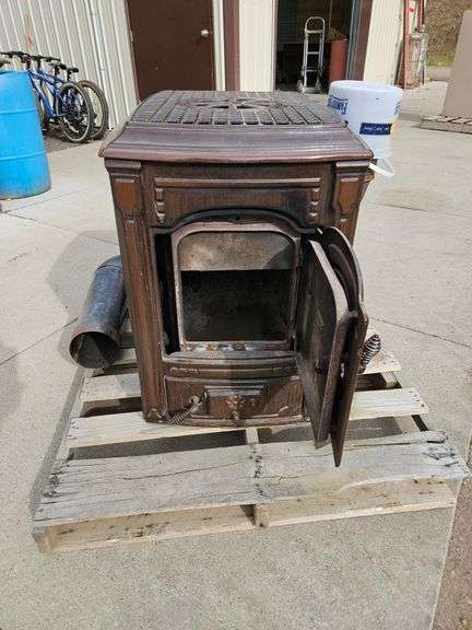 Universal Wood Stove - Lee Real Estate & Auction Service