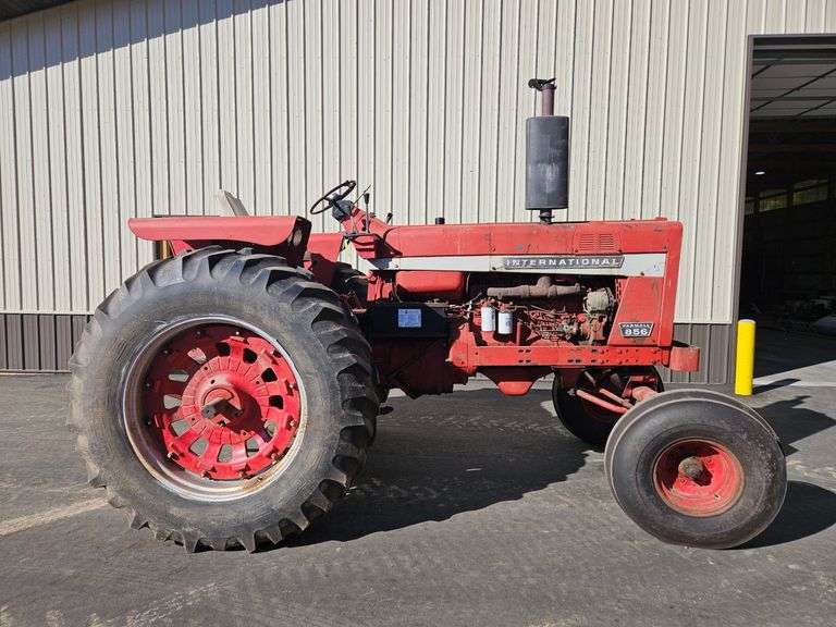 1971 IHC 856 diesel Tractor - Lee Real Estate & Auction Service