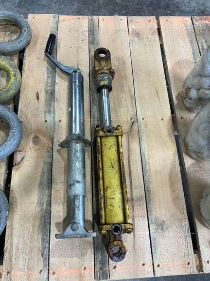 Trailer Jack, John Deere Cylinder - Lee Real Estate & Auction Service