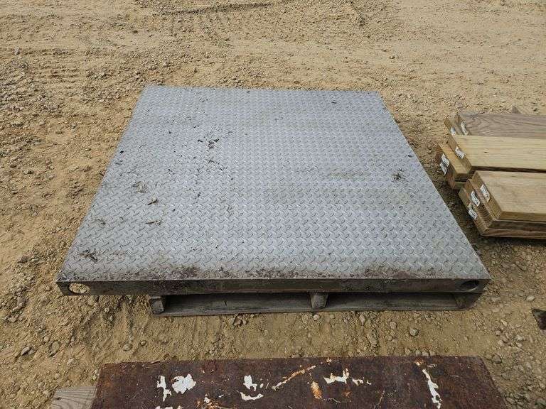 48" x 48" SS Diamond Plate Platform - Lee Real Estate & Auction Service