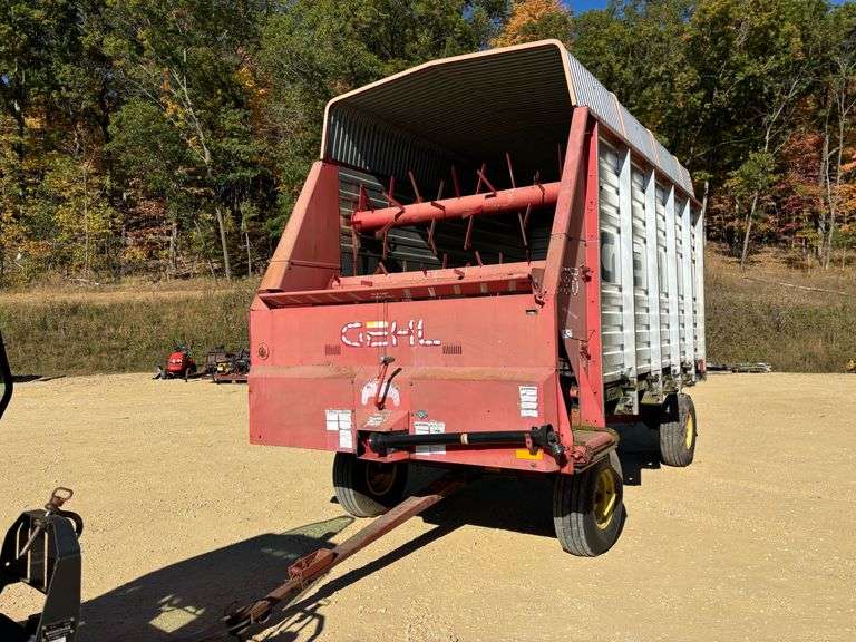 Gehl 14ft Self-Unloading Wagon - Lee Real Estate & Auction Service