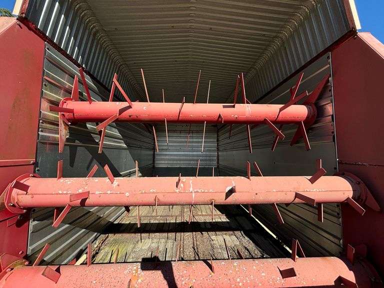 Gehl 14ft Self-Unloading Wagon - Lee Real Estate & Auction Service