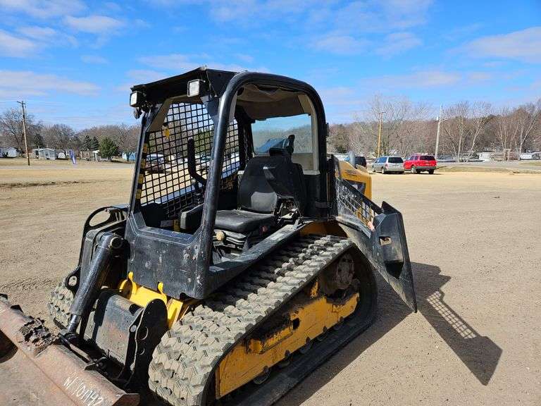 2015 JCB 320T Skid Steer - Lee Real Estate & Auction Service
