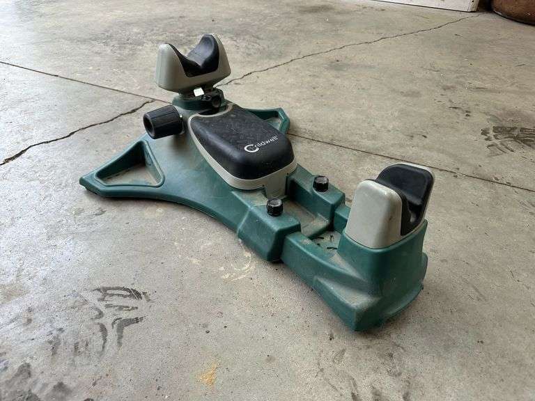 Caldwell Gun Stand - Lee Real Estate & Auction Service