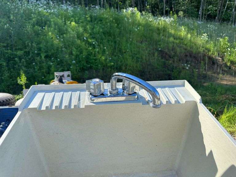 Fiberglass Sink - Lee Real Estate & Auction Service