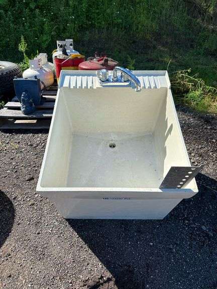 Fiberglass Sink - Lee Real Estate & Auction Service