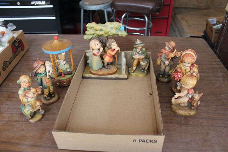 Wooden Jerrandiz figureens - Lee Real Estate & Auction Service