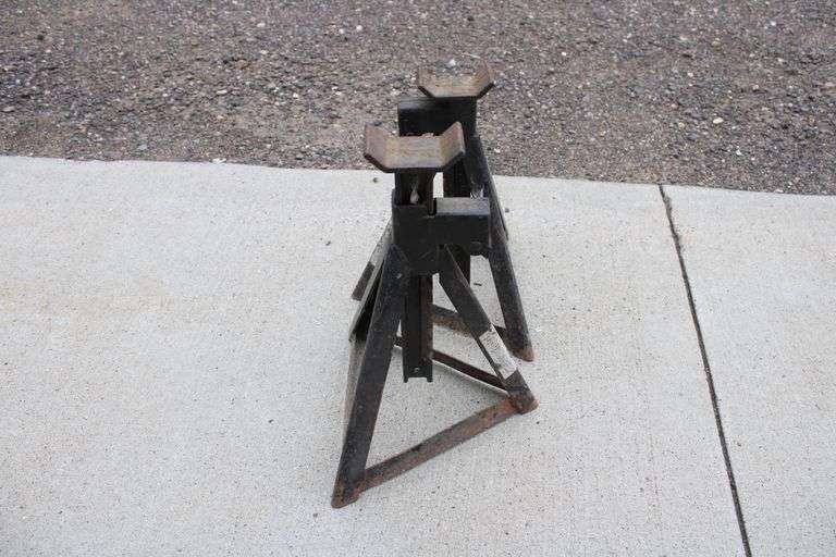 Pair of adjustable jack stands - Lee Real Estate & Auction Service