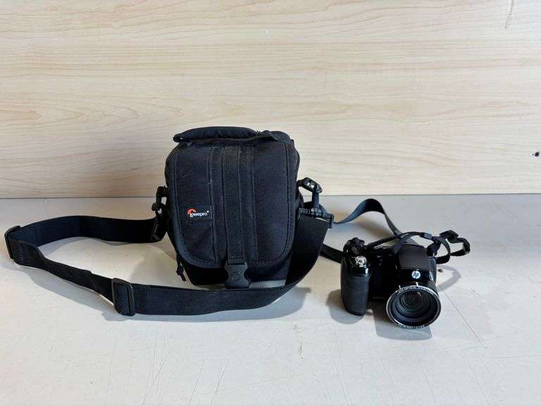 HP d3000 Digital Camera w/ Case - Lee Real Estate & Auction Service